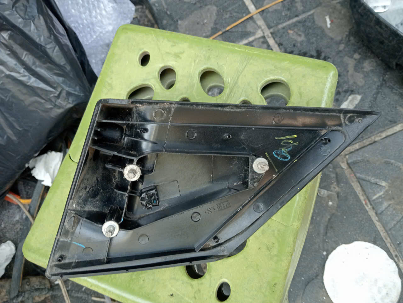 Chân gương xe Mitsubishi Attrage Mirage bên vế trái và Phải Lh và rh bãi