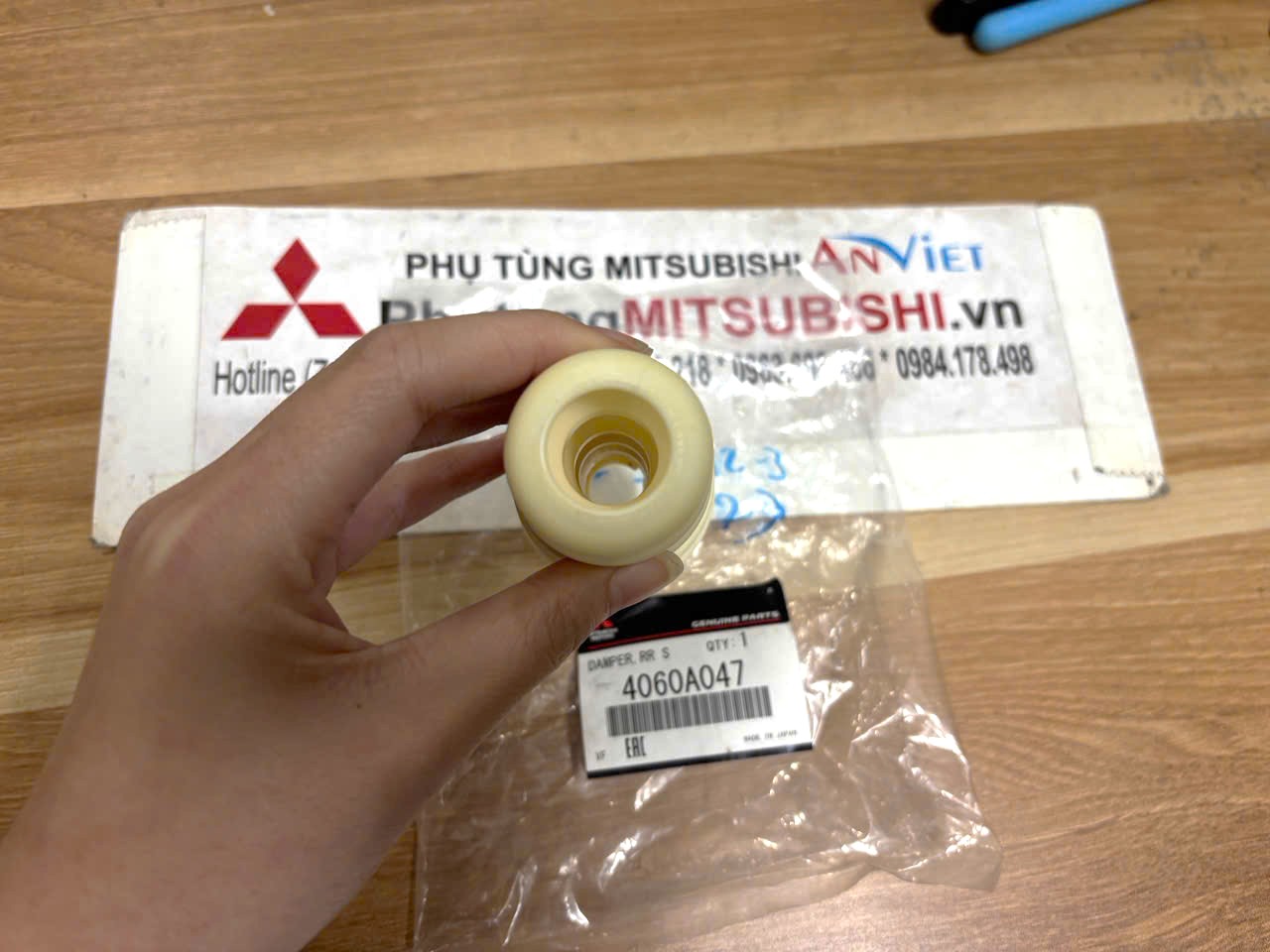 Cao su tăm bông giảm xóc sau xe Mitsubishi Xforce 4060A047