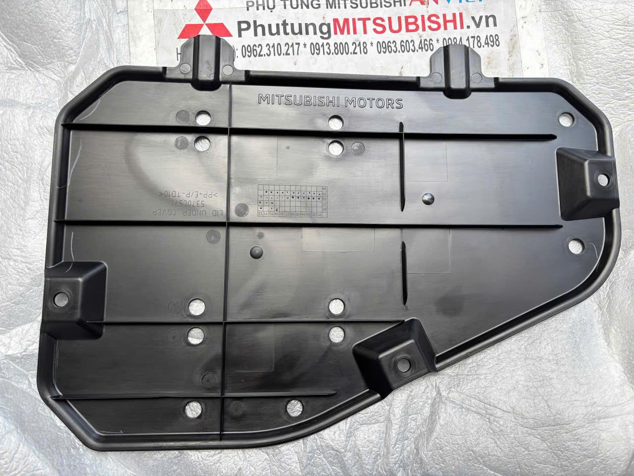 Chắn bùn gầm máy miếng nhỏ phía dưới lọc dầu máy Mitsubishi XForce 5370C571