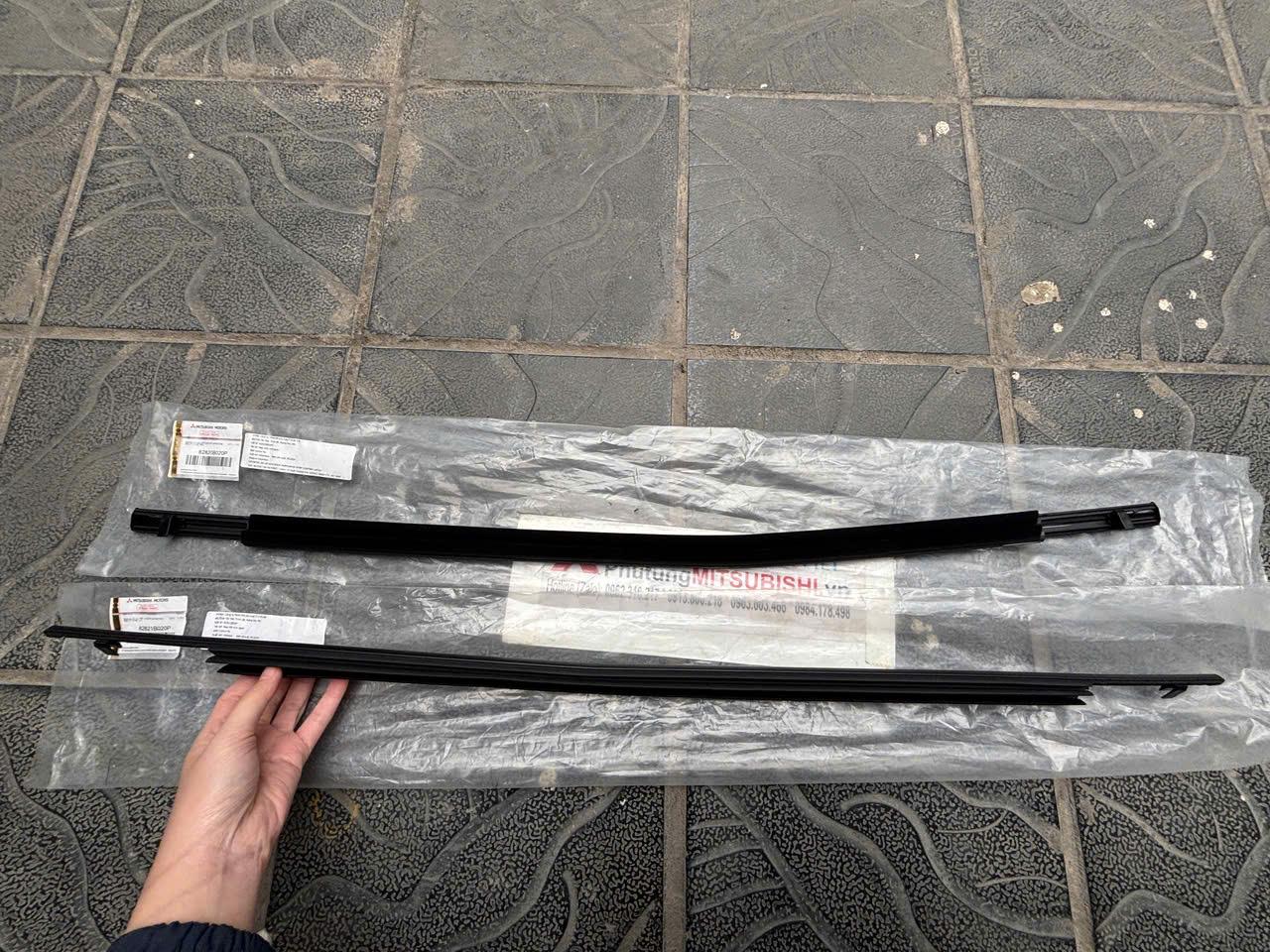 Nẹp chân kính trong cánh cửa sau Mitsubishi XForce 82821B020P 82820B020P