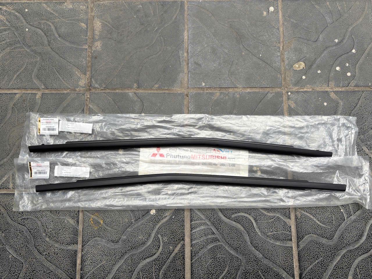 Nẹp chân kính trong cánh cửa sau Mitsubishi XForce 82821B020P 82820B020P
